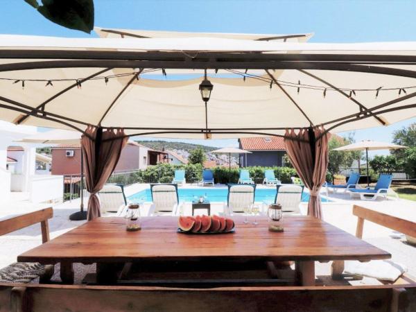 Holiday Home In Okrug Gornji Mit Schönem Pool Und Meerblick By Interhome - Okrug Gornji