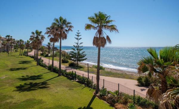 Fantastic Beachfront Apartment - Estepona