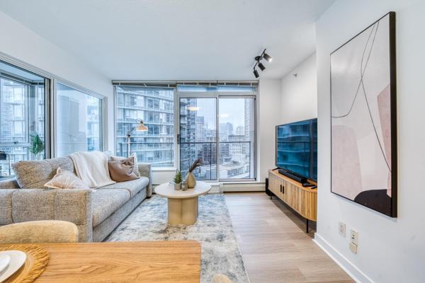Bc Place View! Corner Unit! Free Parking! - West Vancouver