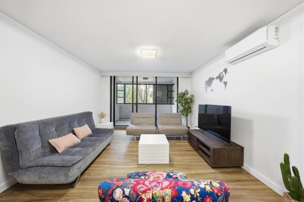 Well Located Icc With Darlingharbour 2br Apt With Parking - Kensington