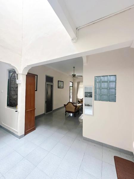 Large 4br White House In Bogor Near Botanic Garden & Toll - Loji