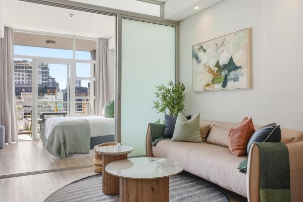 Backup-powered Trendy City Balcony Apartment - Camps Bay