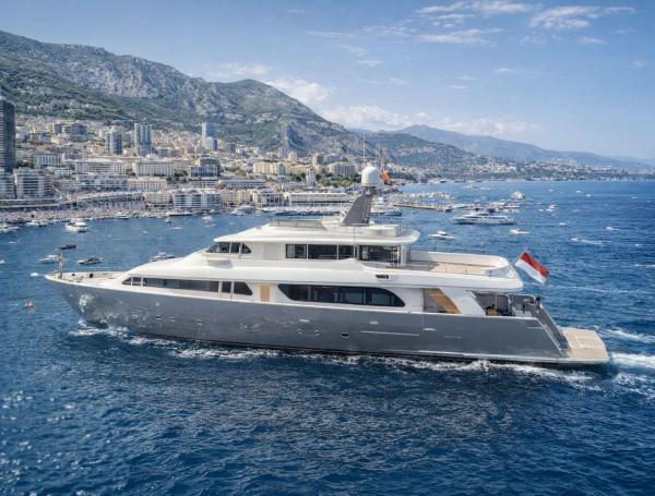 Stunning Super Yacht Trackside - Monako