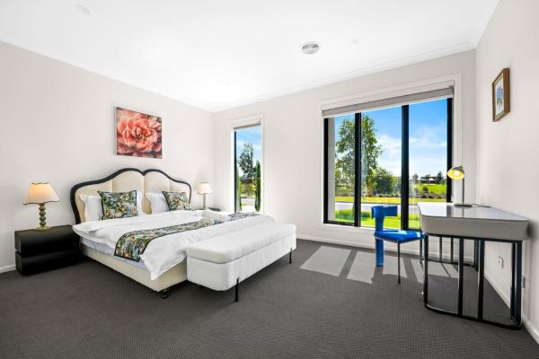Park-fronted Luxury Grand Family House With Free Gym, Heated Pool And Spa! - Werribee