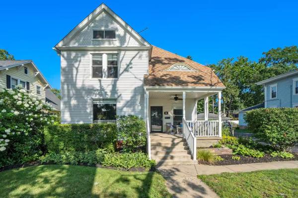 Historic Home With Hot Tub On Coveted Pearl Street! - South Haven, MI