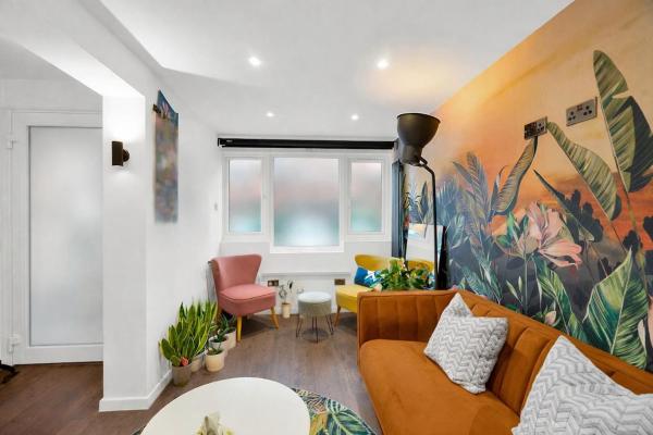 Stylish 4 Bedroom House With Canal Views - E14 - London