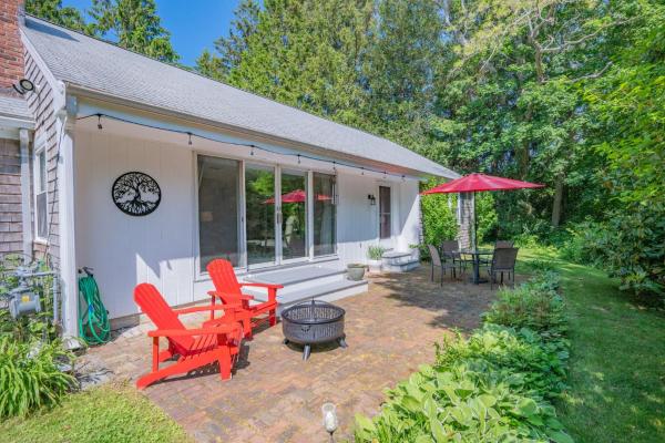 Pet-friendly Cape Escape Near Beach Dining - Massachusetts