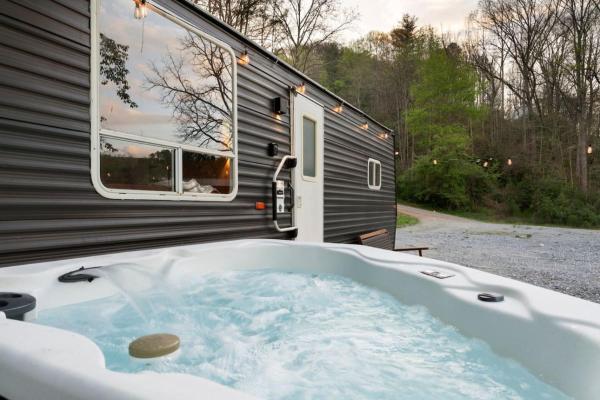 Skylar - Riverside Retreat, Hot Tub, Fire Pit And Mountain Views - Sylva, NC