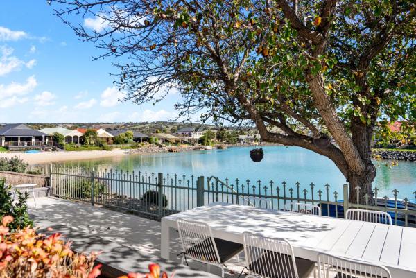 Tranquilyty - Family Lake House Escape Near Beach - Victor Harbor