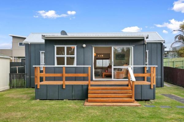 Claras Togs And Towels - Bay of Plenty