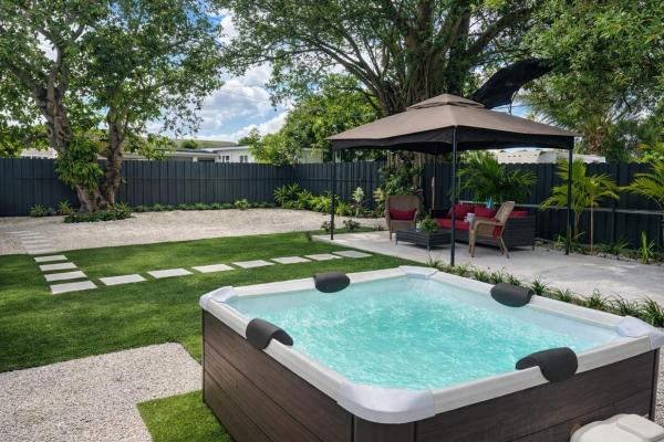 Hard Rock Home Jacuzzi & Bbq Game Room - Miramar, FL
