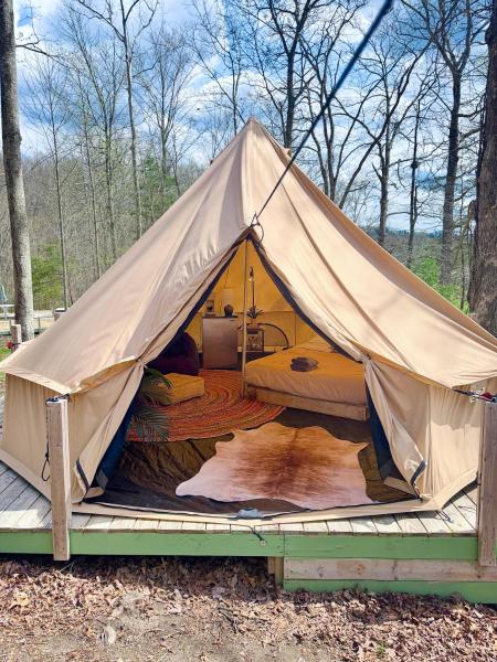 Forest Glamping Retreat With Hot Tub & Fire In Red River Gorge, Wooded With Full Bath House - Kentucky