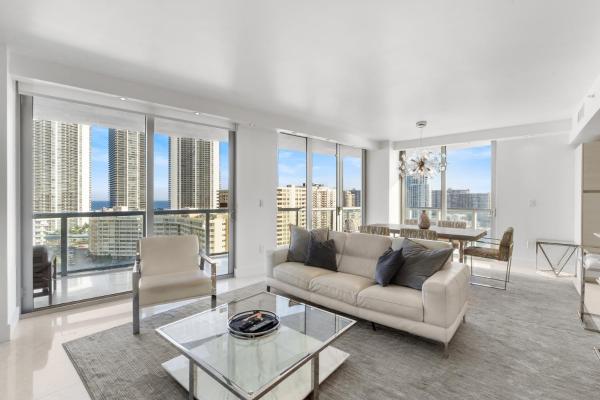 Escape To Beachwalk Resort In Chic Apartment - Hallandale Beach, FL