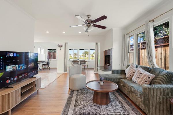Lakefront 2br Lavender Home With Patio And Water Views - Burlingame, CA