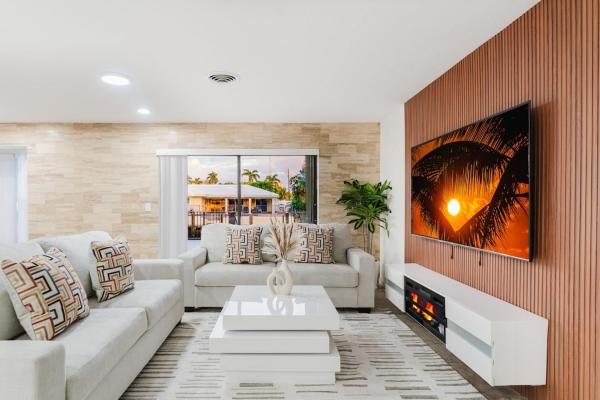 Pompano Beach Villa Waterfront With Heated Pool And Docking - Boca Raton, FL