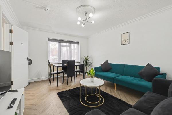 Modern 3 Bed House In Edmonton With Private Driveway Parking - London