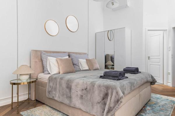 2025 Renovated 2bdr+2bathr Designflat @Vaci Street - Budapest