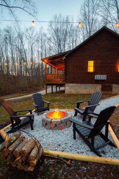 Secluded Cozy Log Cabin Villa - Hocking Hills State Park, OH