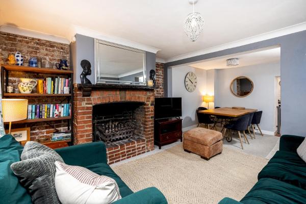 Quaint Seaside Beachfront Cottage Garden And Bbq - Pass The Keys - Brighton and Hove