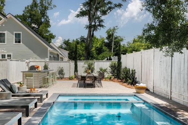 Modern Savannah Home Private Pool & Spa - Savannah, GA