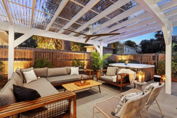 Luxe Modern Home Private Hot Tub - Savannah