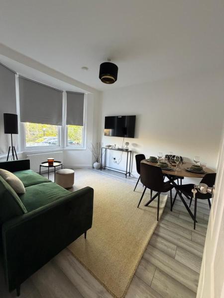 Modern 4 Bedroom Home ,Sleeps 9, Prime Location Only 5 Minutes Walk To Tottenham Stadium - Leyton