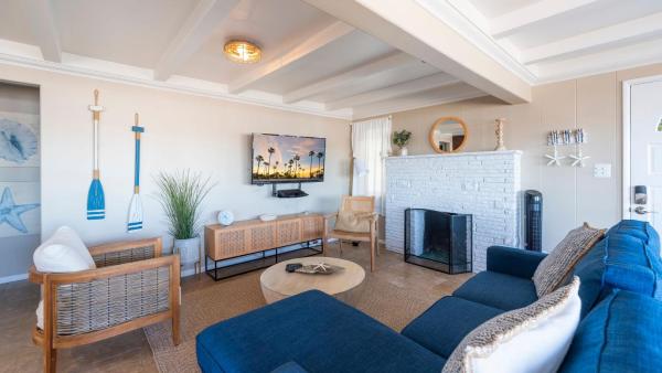 Coastal Bayside Condo Walkable To Sand Surf - Newport Beach, CA