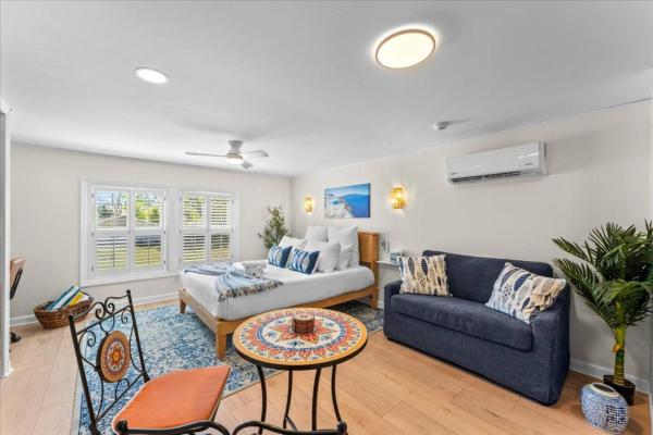 Steps To Sponge Docks | Private Greece Guesthouse - Tarpon Springs, FL