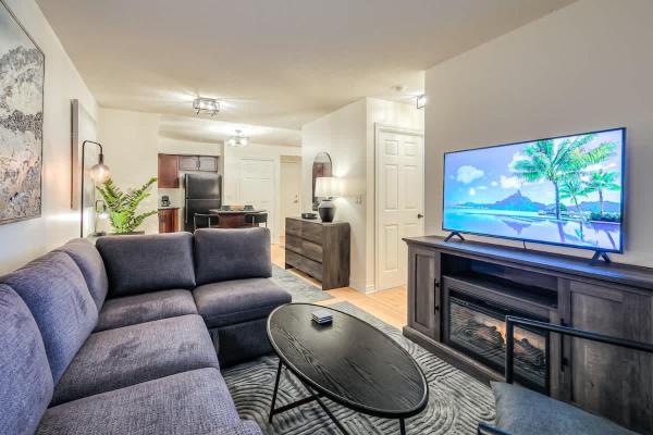 Downtown 1br Condo With Wfh Setup & Private Balcony - Toronto