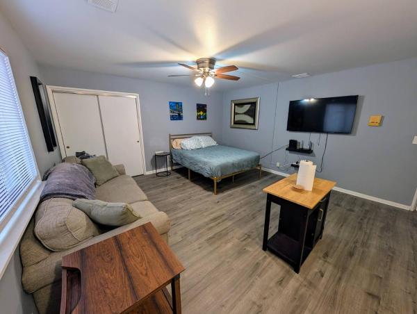 Spacious Studio Near Brady St - Milwaukee County Zoo, Milwaukee