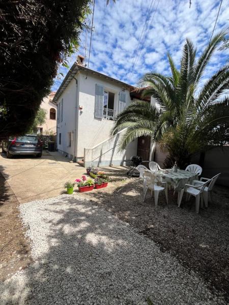 Villa La Désirée, Haut De La Villa Très Lumineux, Entièrement Rénovée, 3 Pièces, Climatisé, Parking Privé Dans 120m2 De Jardin, Proche Plage ! - Tourrettes-sur-Loup