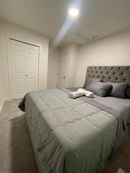New And Nice Bedroom In Riverview D - Edmonton, Canadá