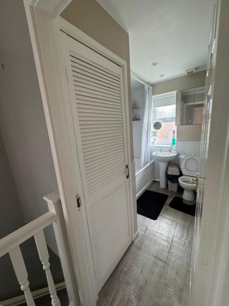 Cozy Private Room With Shared Amenities - Warrington
