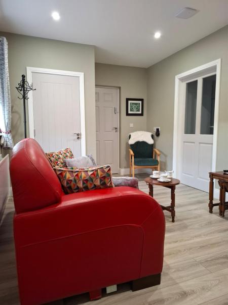 Coaches Corner - Modern Accessible Guest Suite - Sleeps 3 - Flexible Beds - Parking - Near Town - Monaghan