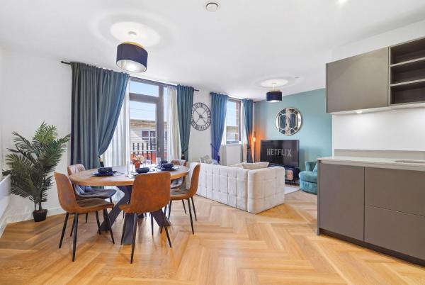 Luxe Waterfront 2bd-2ba City Apt - Villa Park