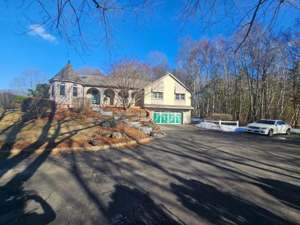 Dracut Executive Rooms With Kitchen & Bath, Parking, Spacious & Comfortable - Lowell, MA
