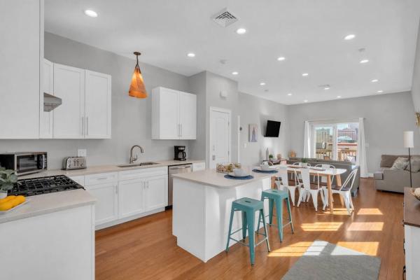 Jennifer's Penthouse Panoramic City Views W Deck - Cranston, RI