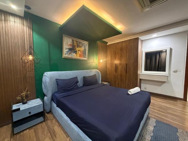 Premium 1 Bhk Apartment With Massage Chair Goldcrest - Lahore