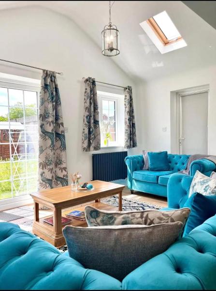 Tranquil Turquoise - 3 Bed House With Parking - Bracknell