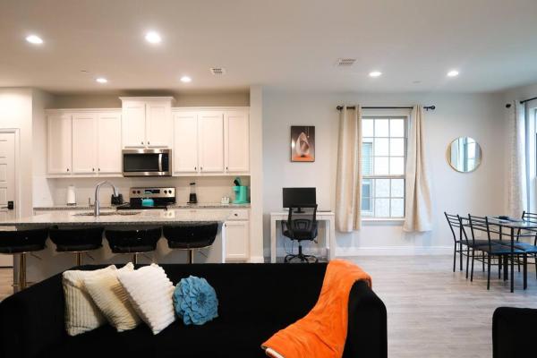 Stylish 3br Townhome Near Fort Worth - Roanoke, TX