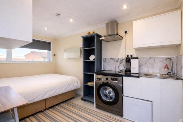 Modern Compact Studio Apartment Near City Centre - Colchester