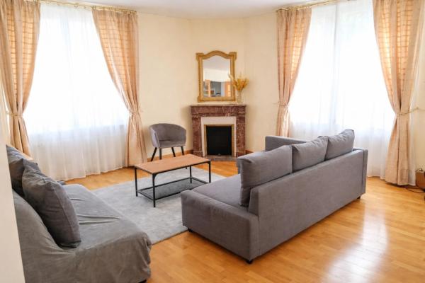 Charmant Appartement Avec Terrasse En Plein Centre - Lac d'Aydat