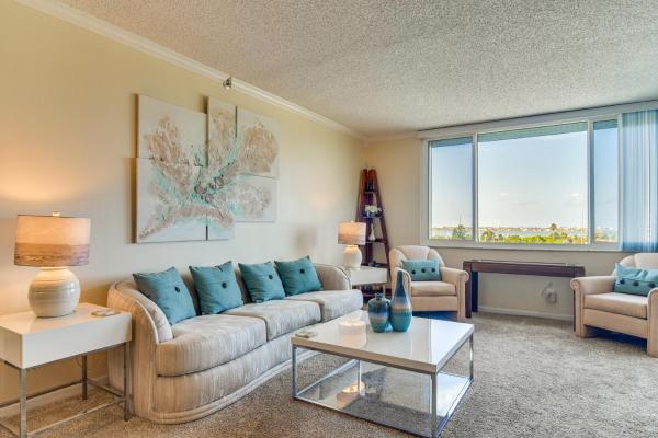 2 Mi To Beach! Bay-view Snowbird Haven In St Pete - St. Petersburg, FL
