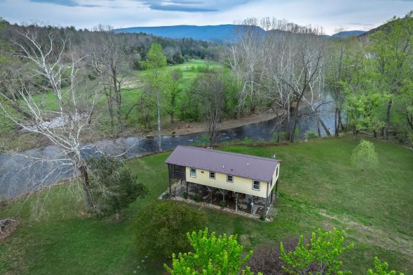 Fire Pit + Patio: Creekside Cabin In Eagle Rock! - Covington, VA