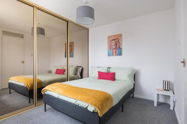 4 Bed House With Free Parking For 4 Vehicles Or 2 Large Vans - Ensuite & Family Bathroom With Additional Wc - Large Rear Garden - Ideal For Families - Relocators - Contractors! - Milton Keynes
