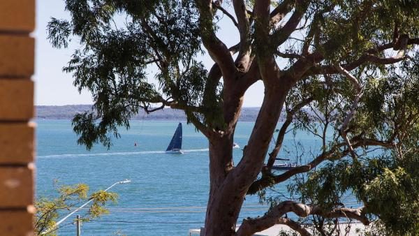 Renovated Retreat With Waterviews Over Stunning Nelson Bay - 納爾遜貝