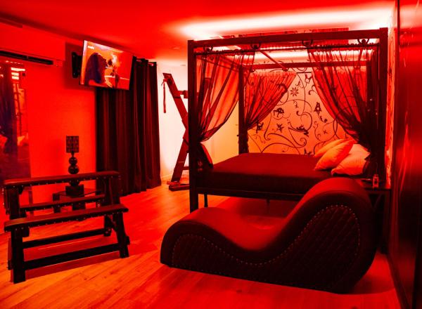 La Suite Kinky - Spa Privé Et Donjon De Luxe - Enghien-les-Bains