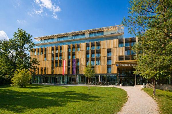 Regal Retreat: Luxurious Apartment With Schönbrunn Palace Panorama - Vienna