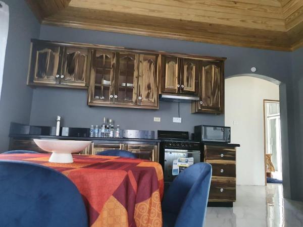 Cozy 2br Mandeville Home W Kitchen & Bath - Jamaica