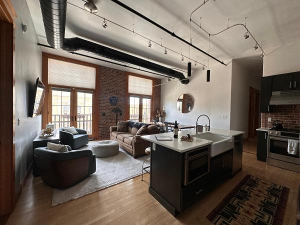 Chic 3br Industrial Loft Main St W Garage - Sheridan, WY